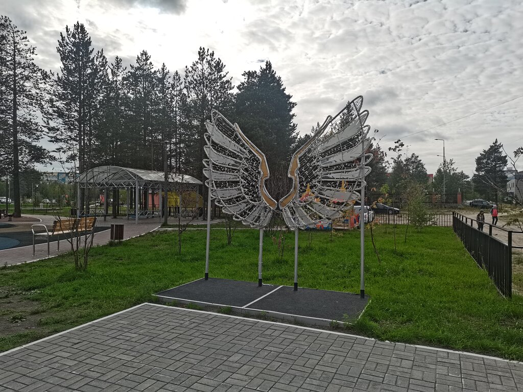 Park, sokak heykeli Крылья, Muravlenko, foto