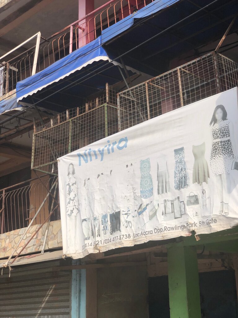Giyim mağazası Nhyira, Akra, foto