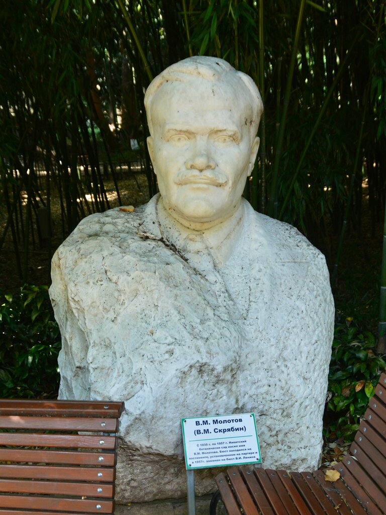 Anıt, heykel В.М. Молотов, Kırım Cumhuriyeti, foto