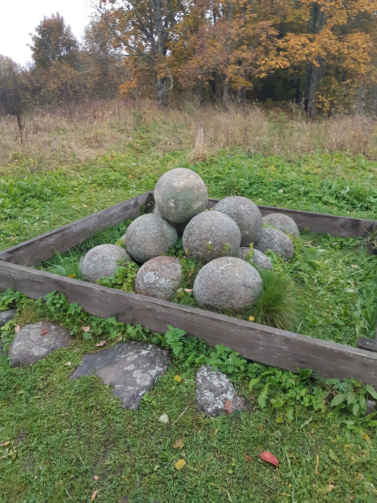 Turistik yerler Груда старинных ядер, Pskovskaya oblastı, foto
