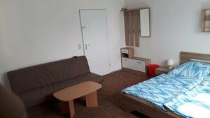 Pension Ks (Bavaria, S-Bahn München № 7, Baierbrunn), otel  Geretsried'den