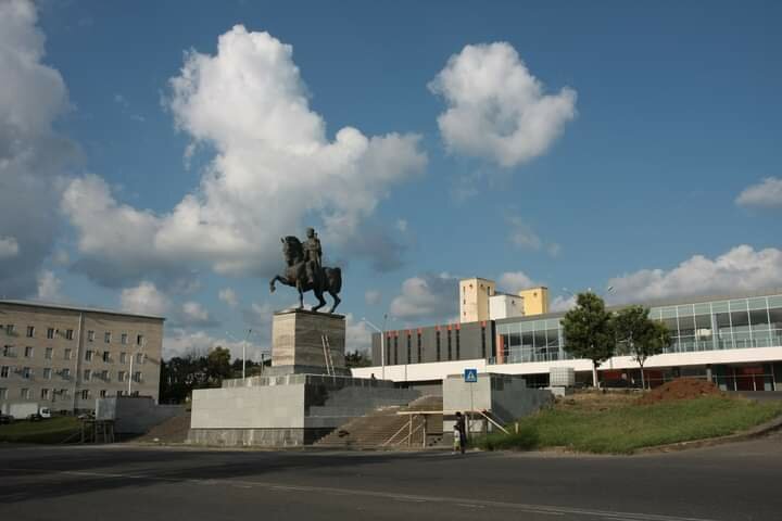 Anıt, heykel Monument to David the Builder, Kutaisi, foto