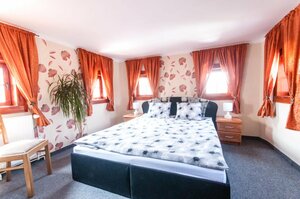 Pokoje Goscinne U Eweliny (ul. Waryńskiego 24,59-920 Bogatynia,), otel  Bogatynia'dan