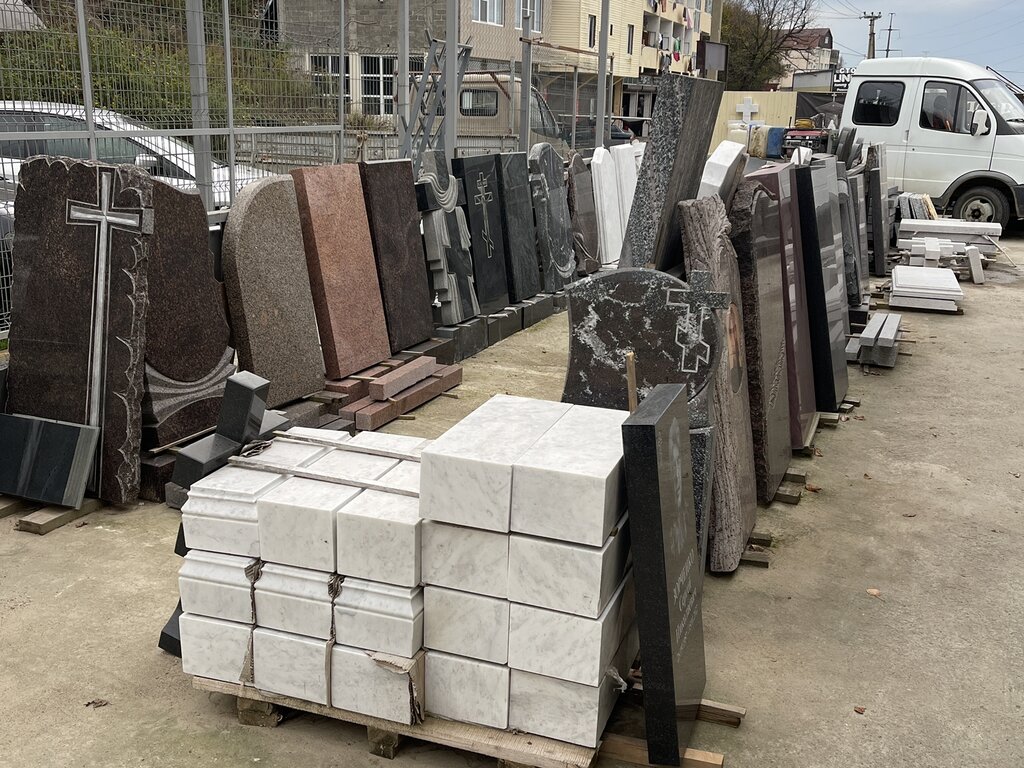 Heykel ve mezarlık taşı üreticileri Адлер Гранит, Soçi, foto