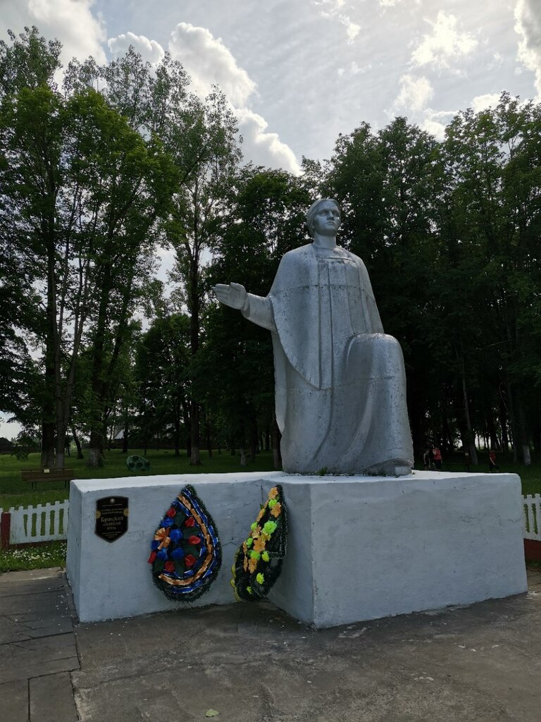 Anıt, heykel Victims of fascism, Minskaya oblastı, foto