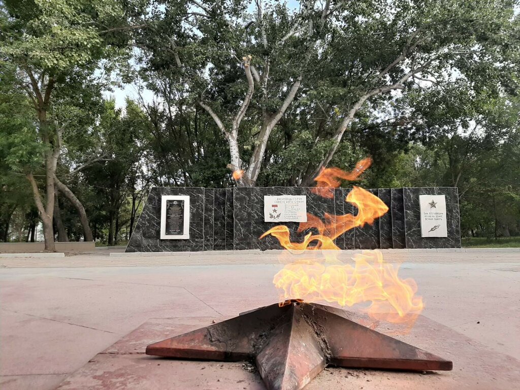 Anıt, heykel Память, Kizlyar, foto