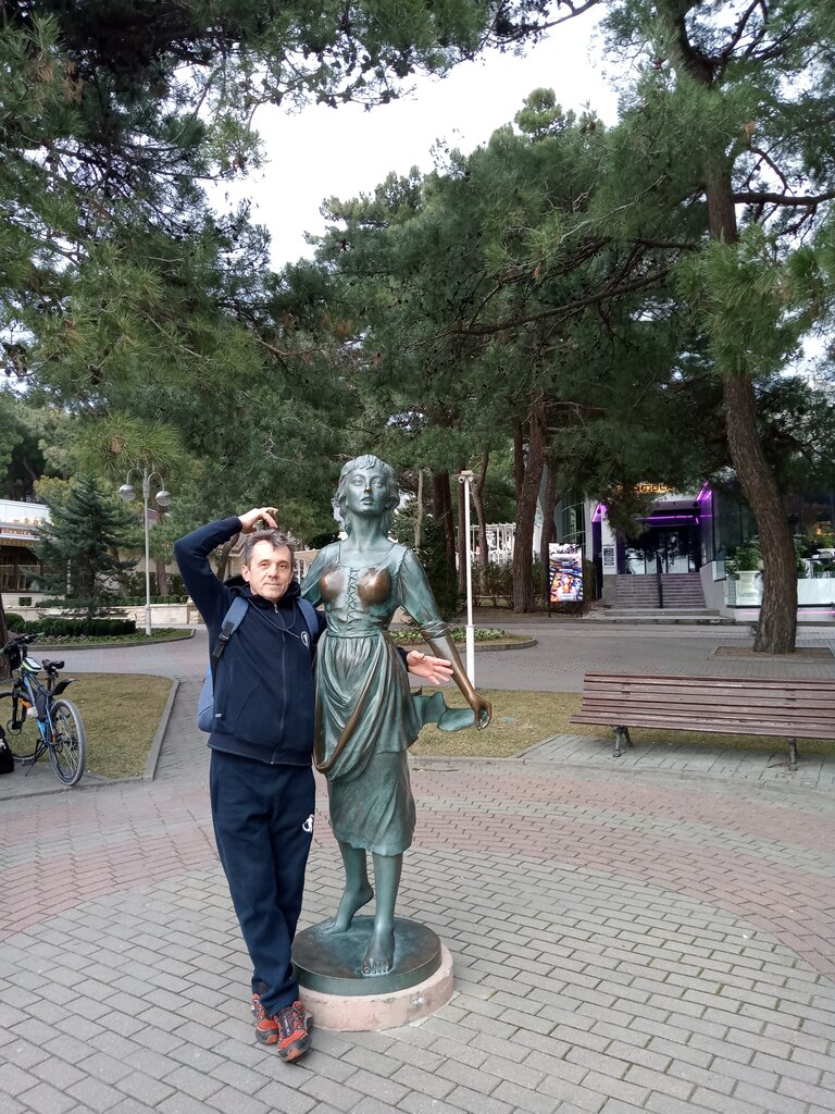 Park, sokak heykeli Девушка, Gelencik, foto