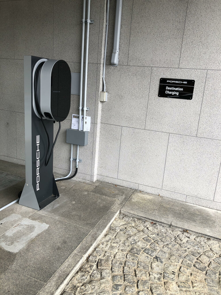 Otomobil satış galerileri ポルシェデスティネーションチャージングステーション, Kyoto, foto