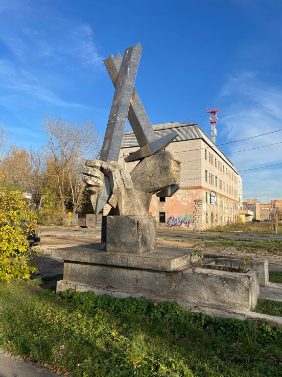Park, sokak heykeli Два скрещенных меча, İvanovo, foto