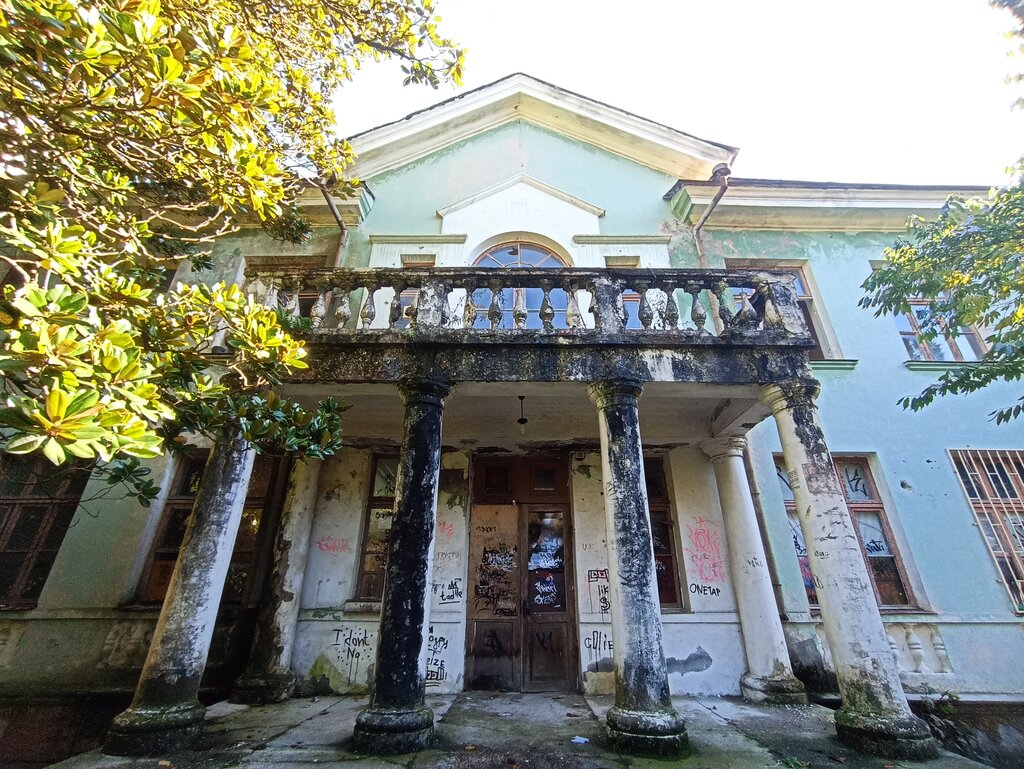 Poliklinikler Mbuz Gorodskaya bolnitsa № 3 Poliklinicheskoye otdeleniye, Soçi, foto