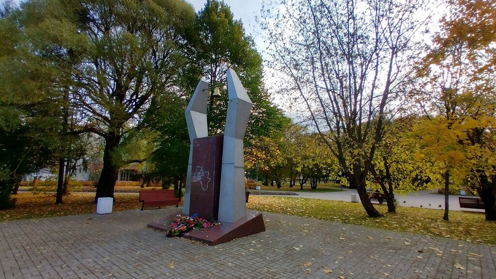 Anıt, heykel Погибшим деревням, Kirishi, foto