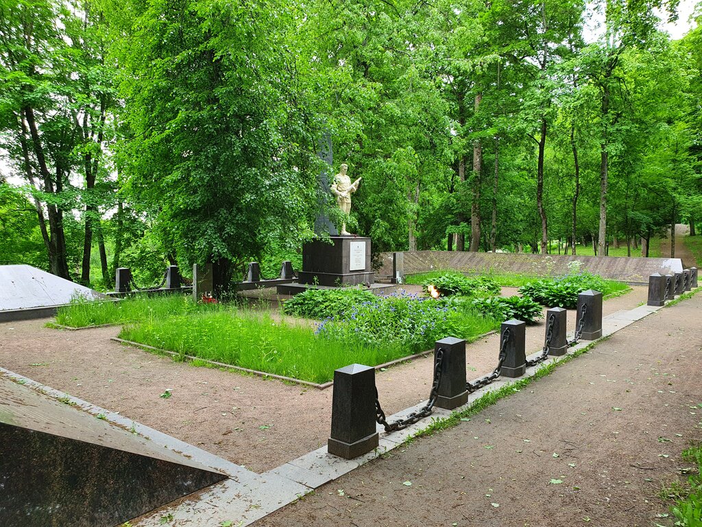 Anıt, heykel Братская могила советских воинов, Krasnoye Selo, foto