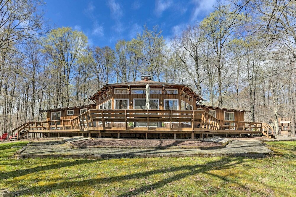 Otel Family Home w Deck, Walk to Big Bass Lake!, Pennsylvania, foto