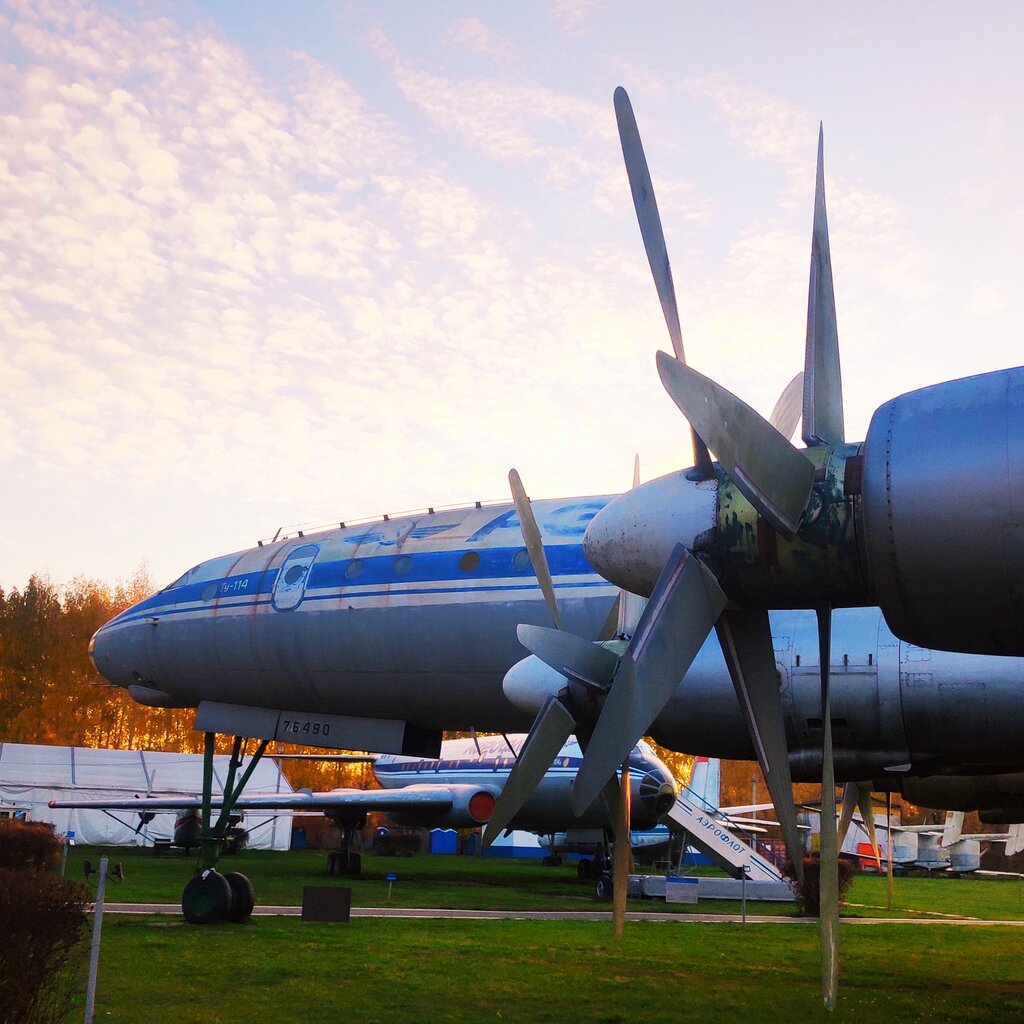 Teknoloji anıtı Tupolev Tu-114 Rossiya, Ulyanovsk, foto