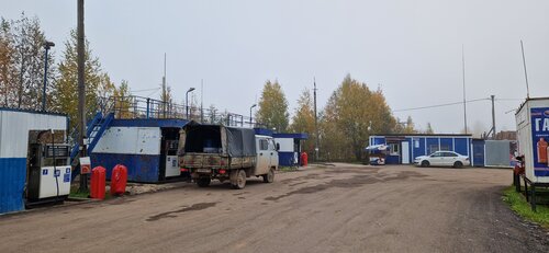 Benzin istasyonu Surgutneftegaz Novgorodnefteprodukt, Novgorodskaya oblastı, foto