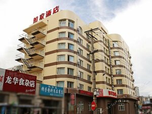 Home Inn Railway Station (Heilongjiang Province, Prefectural level city of Qiqihar), otel  Cicikar'dan