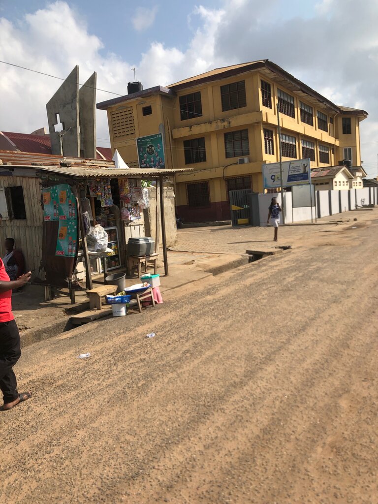 Protestan kilisesi St. Michael And All Angels Church, Akra, foto