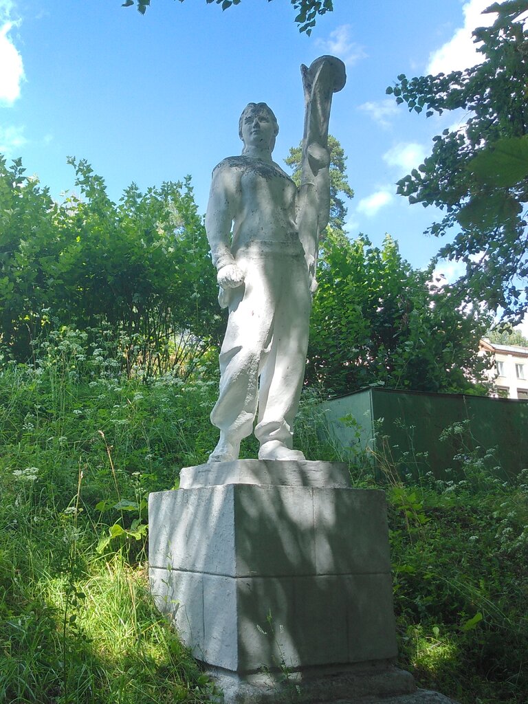 Park, sokak heykeli Девушка с лыжами, Çebarkul, foto