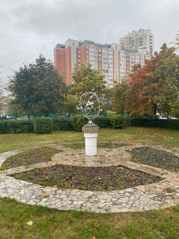 Park, sokak heykeli Атом, Moskova, foto