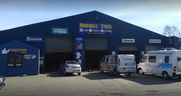 Otomobil ekspertizi Dingwall Tyres, Highland Konsey Bölgesi, foto