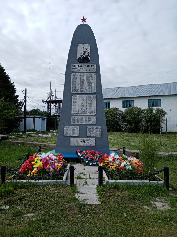 Anıt, heykel Обелиск воинам-землякам, погибшим в годы Великой Отечественной войны, Sverdlovskaya oblastı, foto