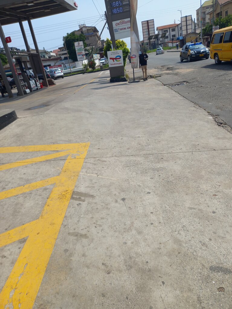 Benzin istasyonu Total Fuel Station, Akra, foto