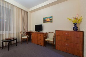 Business hotel (Mira Avenue No:42с1), otel  Surgut'tan
