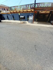 Mayford Locals & Cocktail Bar (Dede Awula Street No:40), kafe  Akra'dan