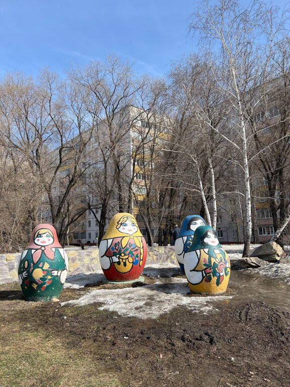 Park, sokak heykeli Матрешки, Barnaul, foto