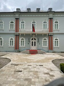 Голубой дворец (Priyestonitsa Tsetine, Cetinje, ulitsa Negosheva), turistik yerler  Çetine'den