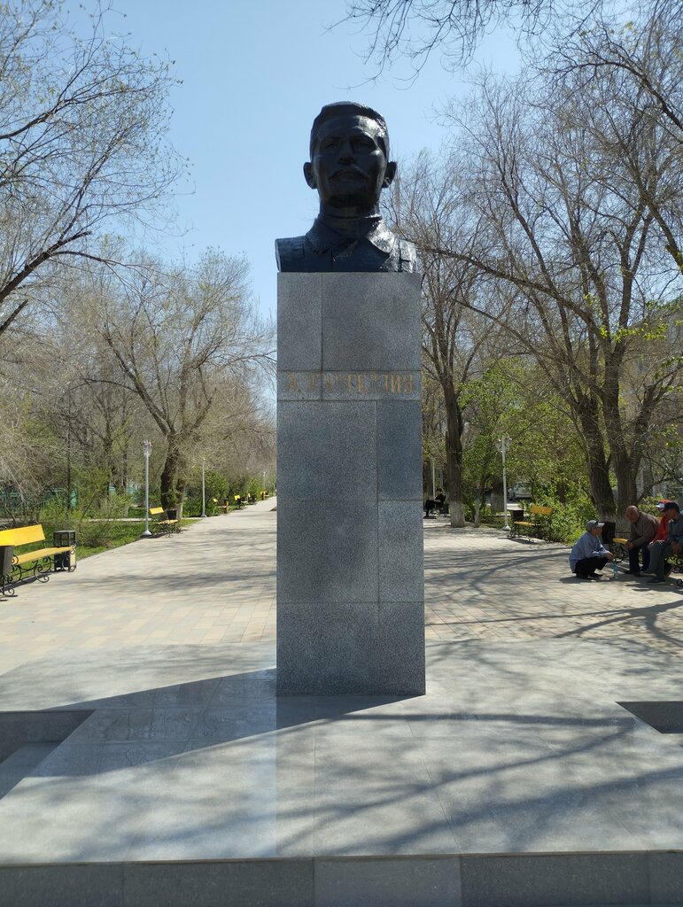 Anıt, heykel Monument to A. Dzhangeldin, Aktöbe, foto