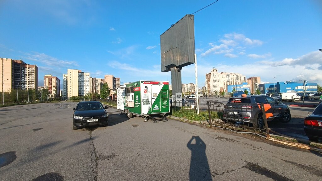 Ayrı çöp toplama noktası Eko Punkt, Saint‑Petersburg, foto