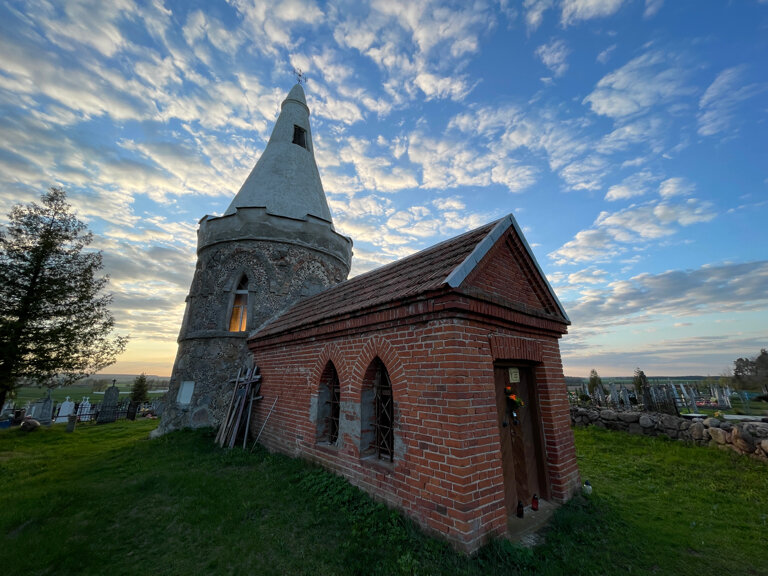 Şapel, haç anıtı Часовня-усыпальница Глязеров, Grodnenskaya oblastı, foto