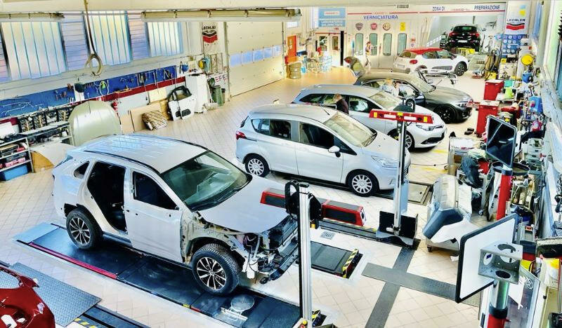 Jant ve lastikçiler Autoservice Bucarelli, Piyemonte, foto