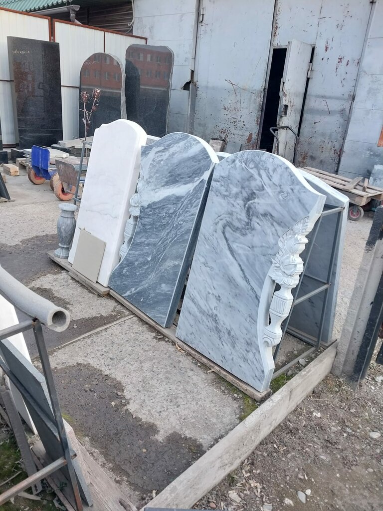 Heykel ve mezarlık taşı üreticileri Памятники, Krasnoyarsk, foto