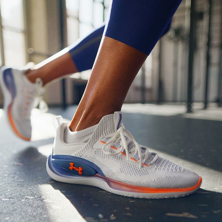Spor giyim ve ayakkabı Under Armour Outlet, Dubai Emirliği, foto