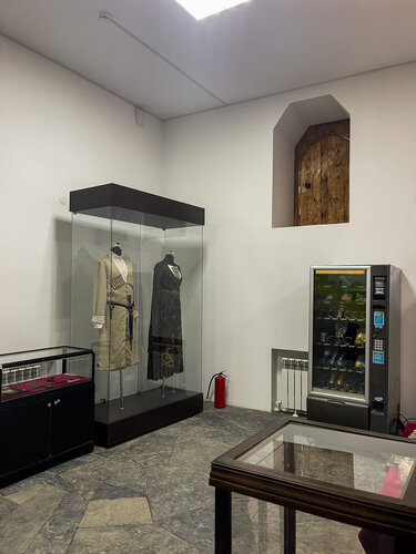 Müzeler ve sanat galerileri Краеведческий музей имени Хусейна Исаева, Çeçen Cumhuriyeti, foto