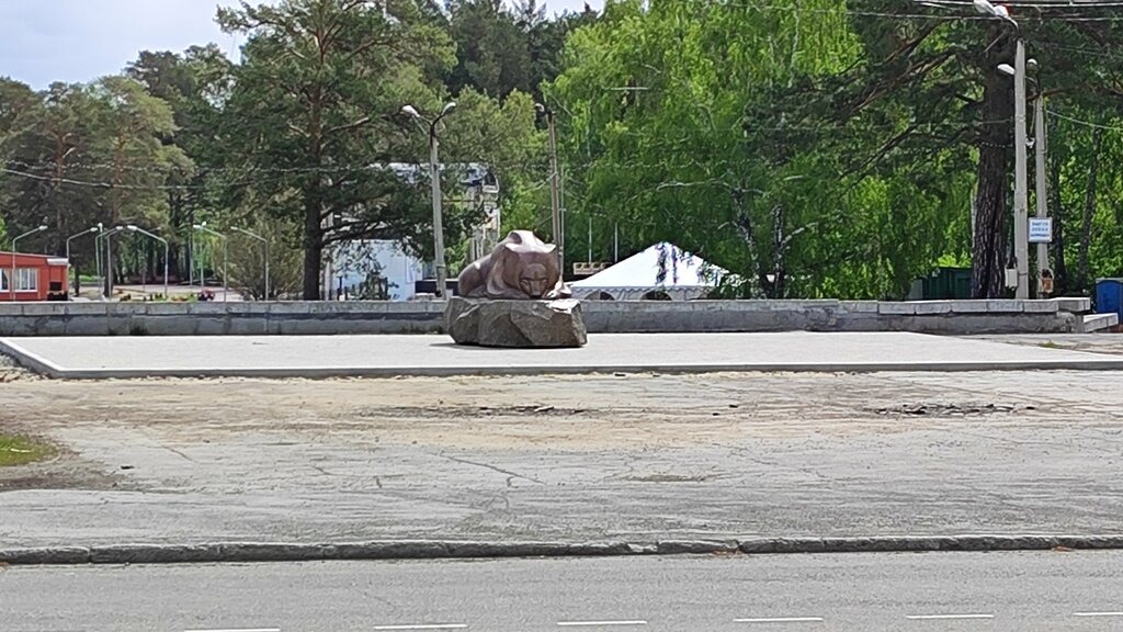 Park, sokak heykeli Спящий Медведь, Snejinsk, foto