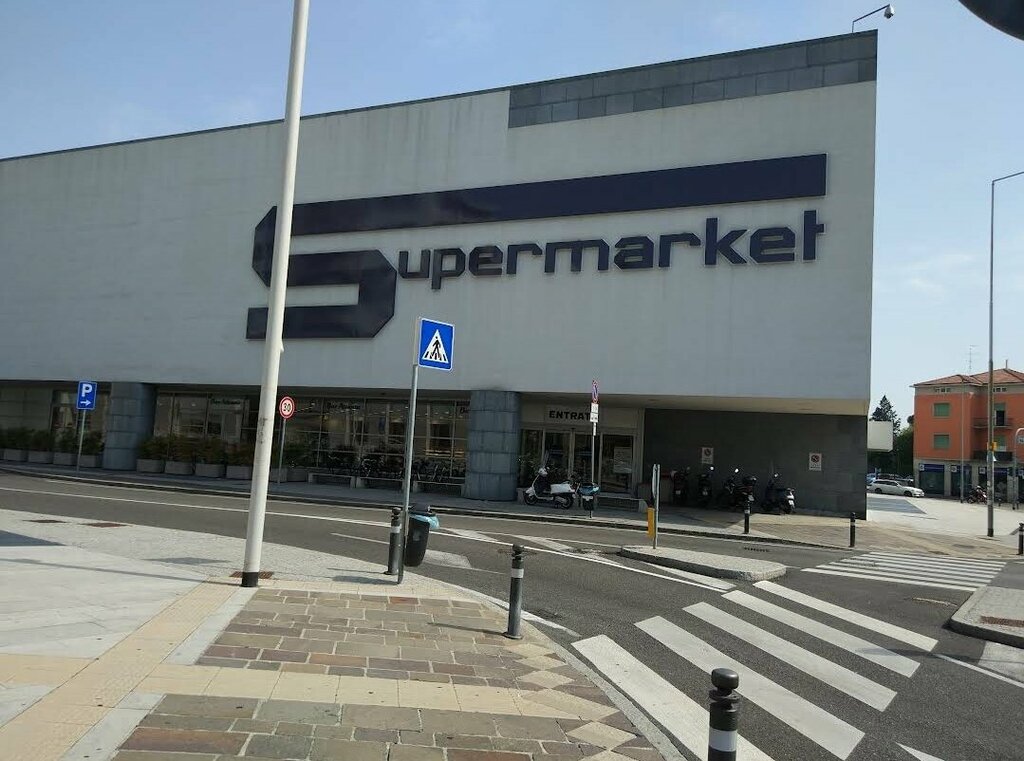 Süpermarket Esselunga, Bergamo, foto