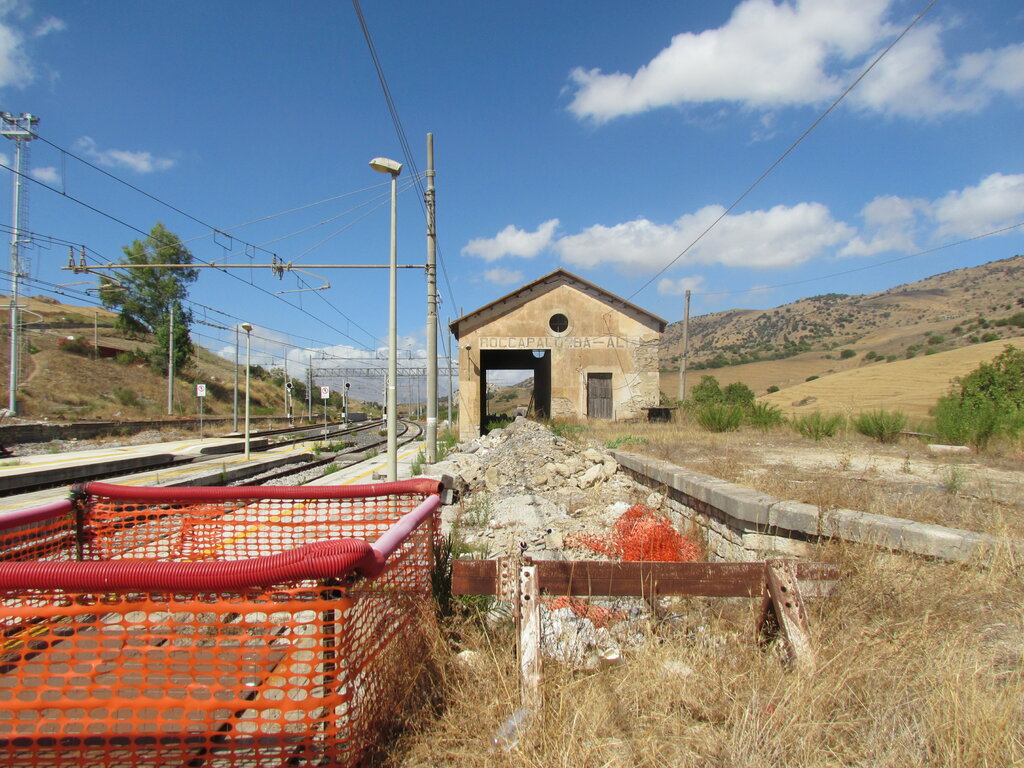 Tren istasyonu Roccapalumba Alia, Sicilya, foto