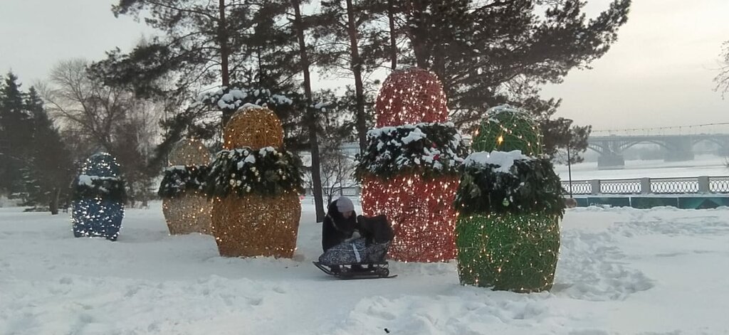 Park, sokak heykeli Матрёшки, Novosibirsk, foto