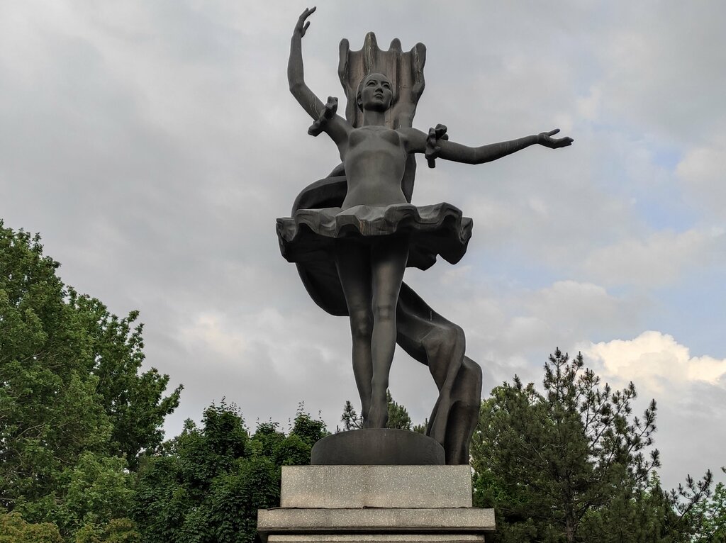 Anıt, heykel Б. Бейшеналиева, Bişkek, foto