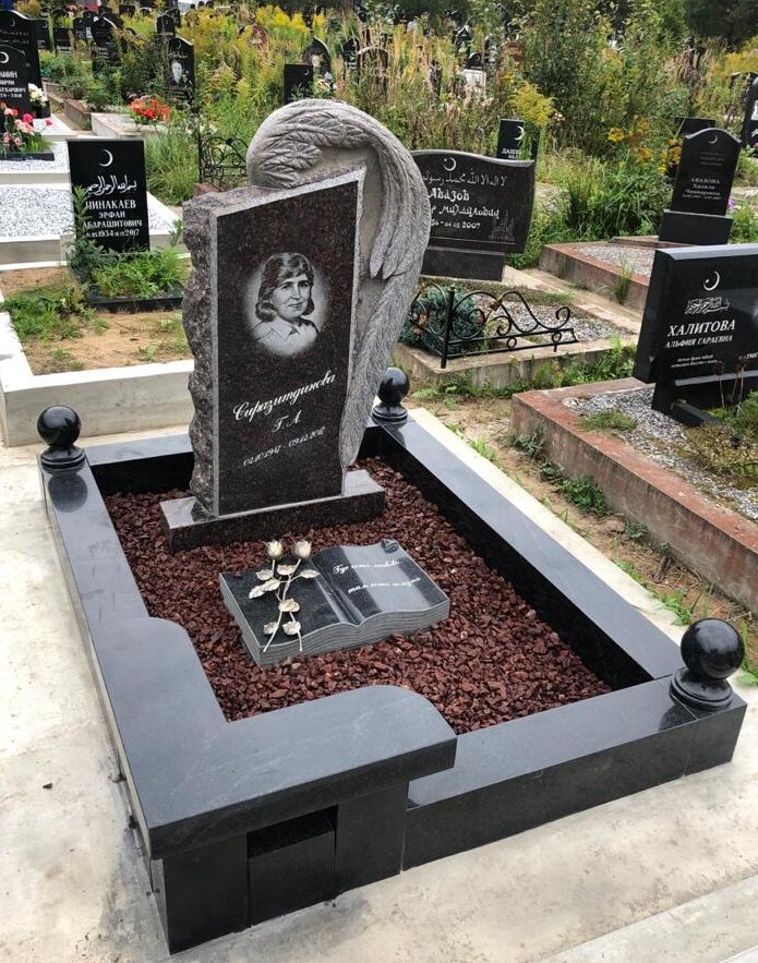 Heykel ve mezarlık taşı üreticileri Galereya kamnya, Saint‑Petersburg, foto