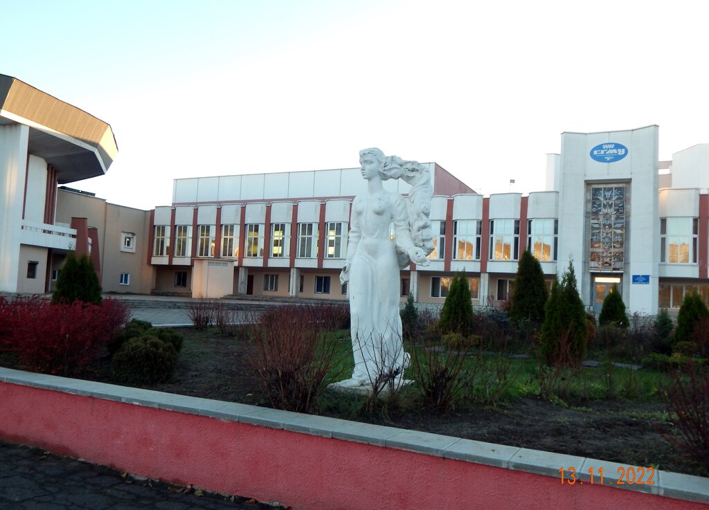 Park, sokak heykeli Девушка-студентка, Gomel, foto