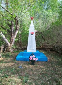 Воинам, погибшим в годы Великой Отечественной войны (Kirov Region, Vyatskopolyanskiy rayon, Ust-Lyuginskoye selskoye poseleniye, derevnya Yelokh), anıt, heykel  Kirovskaya oblastından