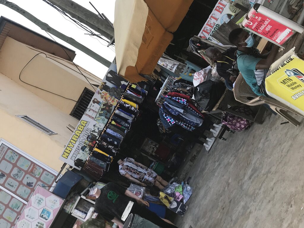 Giyim mağazası Nhyiraba Enterprise, Akra, foto