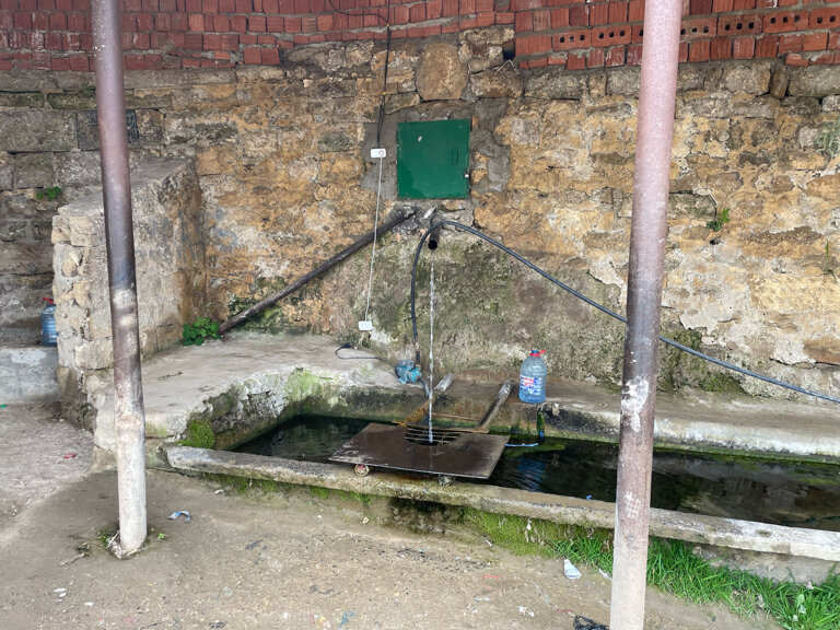 Pınar, çay Spring, stream, Dağıstan, foto