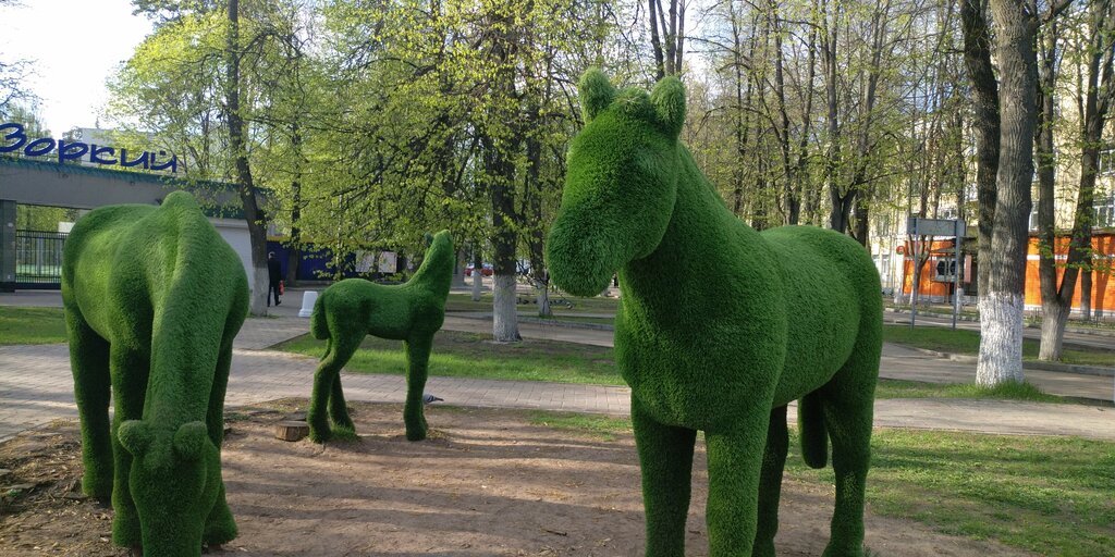 Park, sokak heykeli Лошади, Krasnogorsk, foto