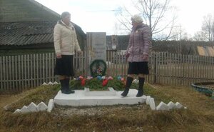 Никто не забыт, ничто не забыто (Komi Republic, munitsipalny rayon Priluzskiy, munitsipalnoye obrazovaniye Noshul, derevnya Onmes), anıt, heykel  Komi'den