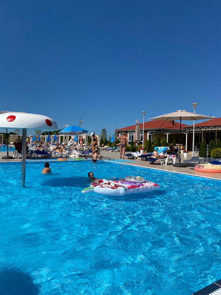 Yüzme havuzları Бассейн, Kaliningradskaya oblastı, foto
